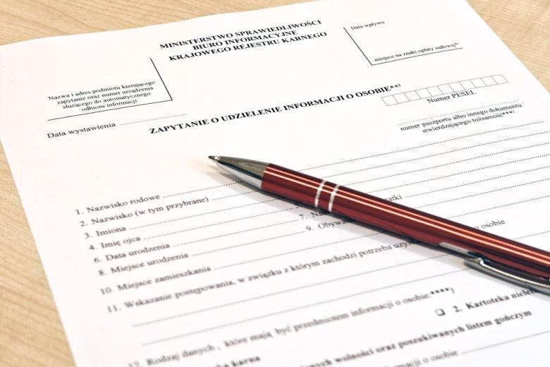 Zaświadczenia o niekaralności opiekunów szkolnych wycieczek a stan klęski żywiołowej. Odpowiedź MS